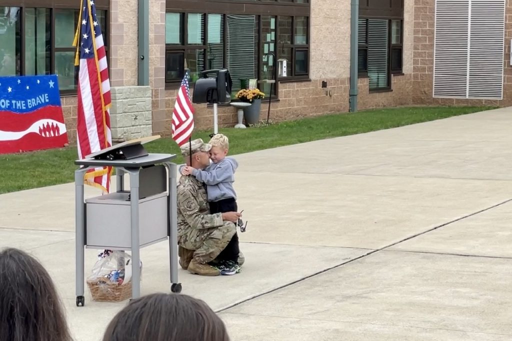 Owatin Creek Elementary student surprised by dad’s homecoming